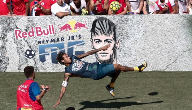 Neymar y Gabriel Jesús «la rompen» jugando fútbol callejero – eju.tv