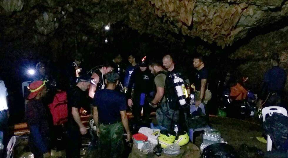 Hallados con vida los 12 niños desaparecidos en una cueva de Tailandia ...