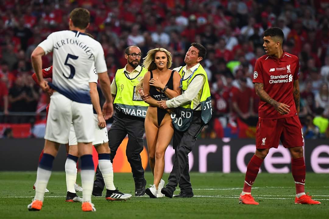 Quién Es La Mujer Que Invadió El Campo De Juego En La Final De La