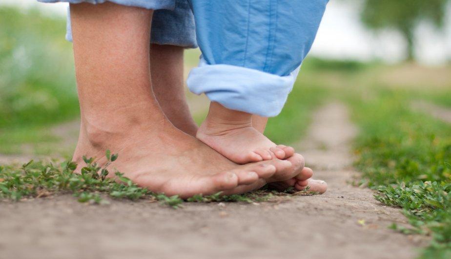 ¿Te gusta caminar descalzo? Conoce 4 beneficios de andar sin zapatos ...