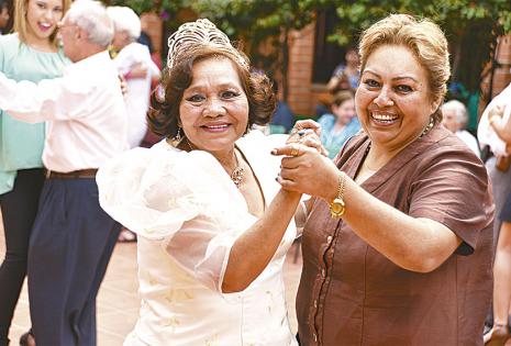 Cándida Pinto es la alegre soberana de la tercera edad – eju.tv