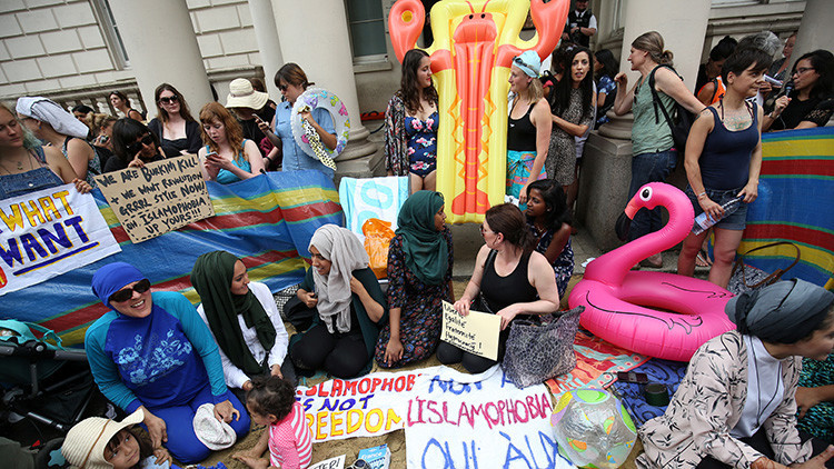 El ‘motokini’: ¿una forma de protesta contra la prohibición del ...