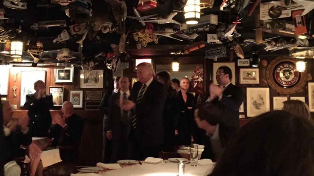 Donald Trump salió a cenar por primera vez tras las elecciones y fue ...