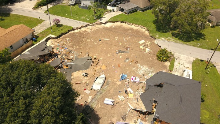 Florida: Un socavón de 60 metros se tragó dos casas – eju.tv
