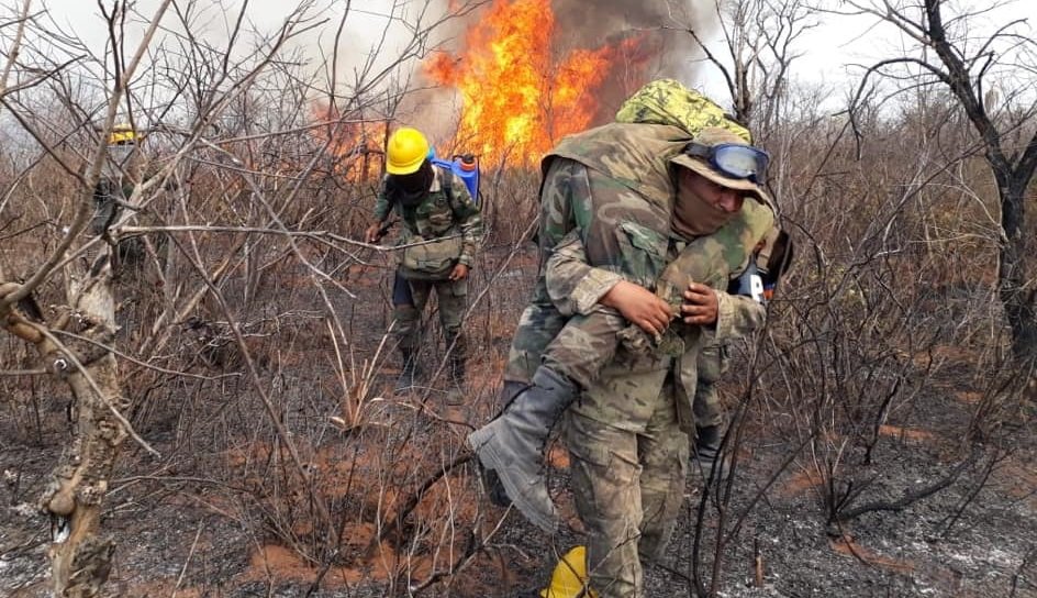 Periodista dice que los soldados requieren botas para sofocar incendios ...