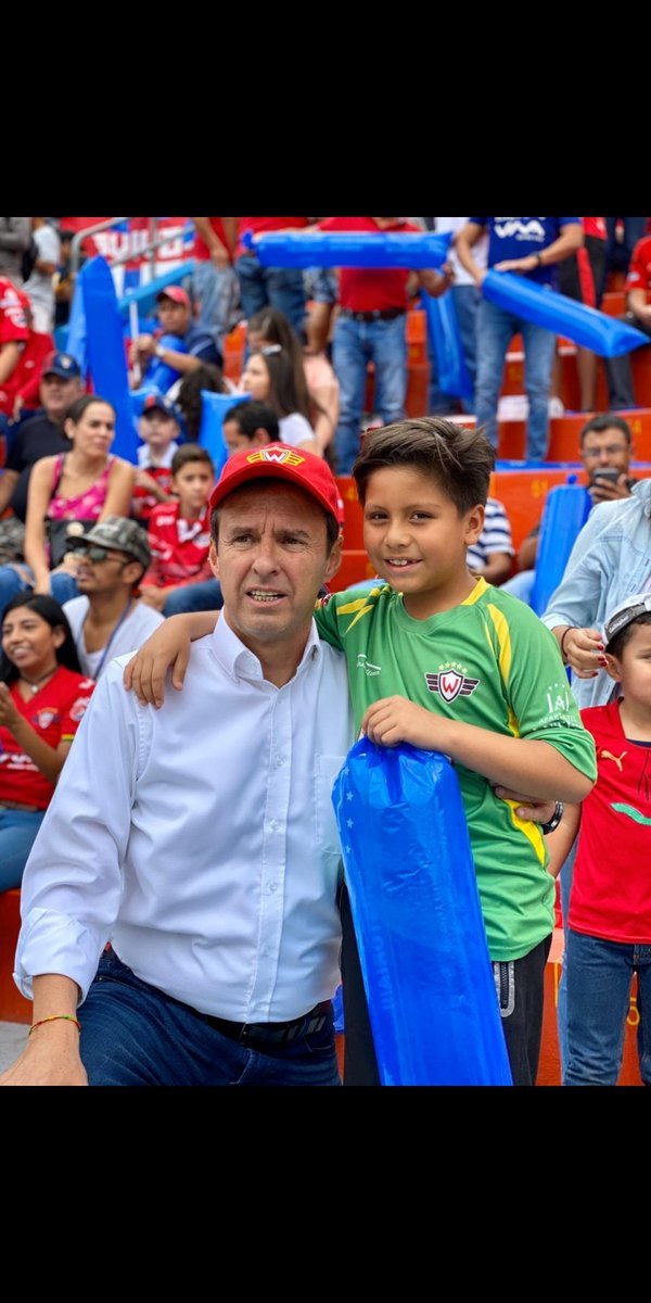 En el estadio Félix Capriles, en Cochabamba, alentando al equipo de ...